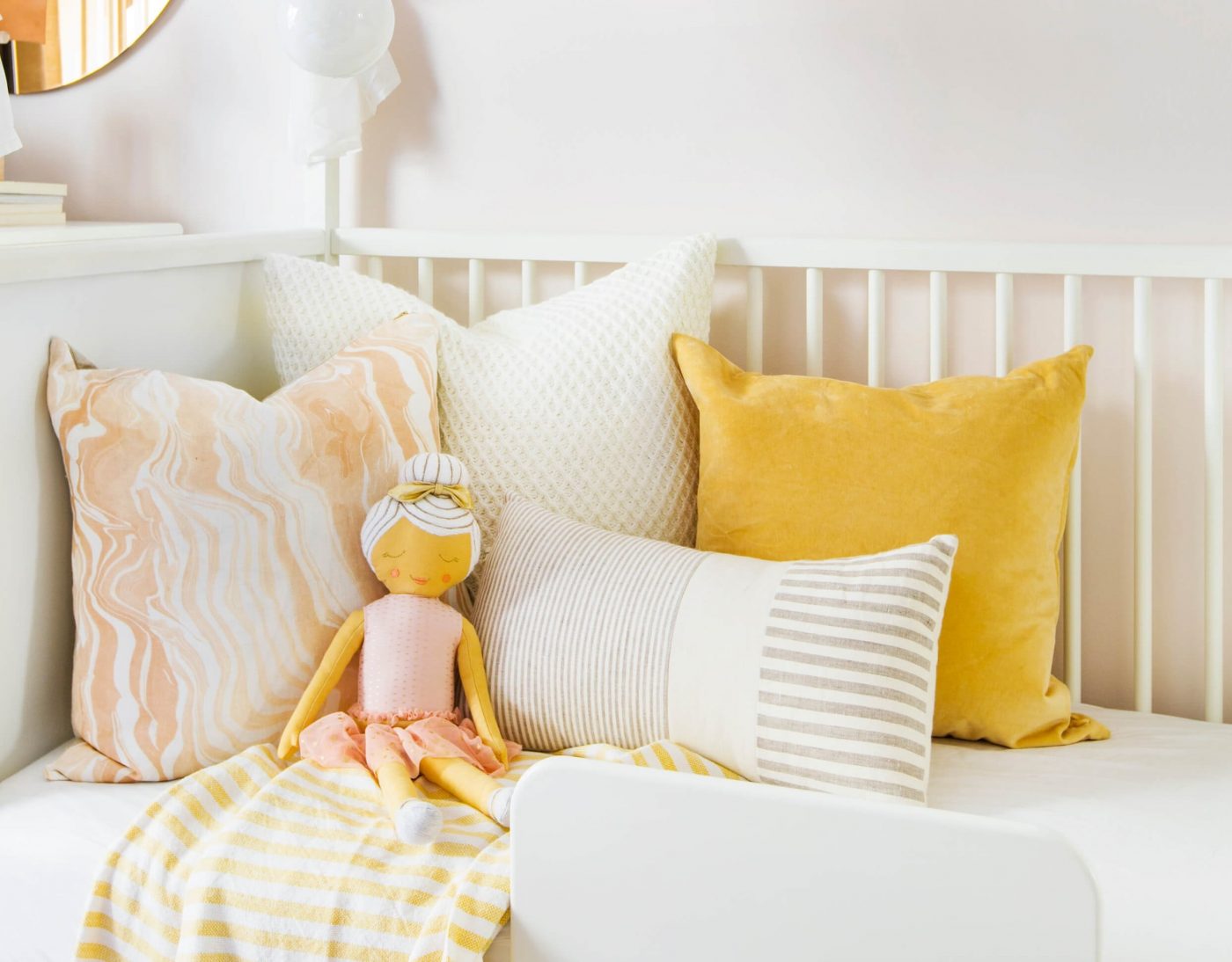 Why decorating with throw pillows is key to create the ultimate home!